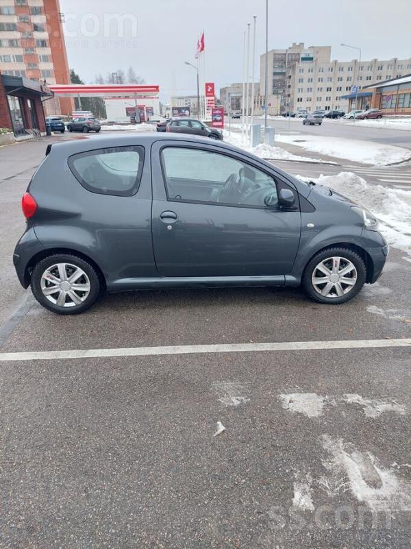 Pelēks Toyota Aygo 2006 Daugavpils, ar dzinēja tilpumu 1.00 L un nobraukumu 178 tūkst. km par 1450 €, foto 2 vietnē AUTOMOTO.COM.LV