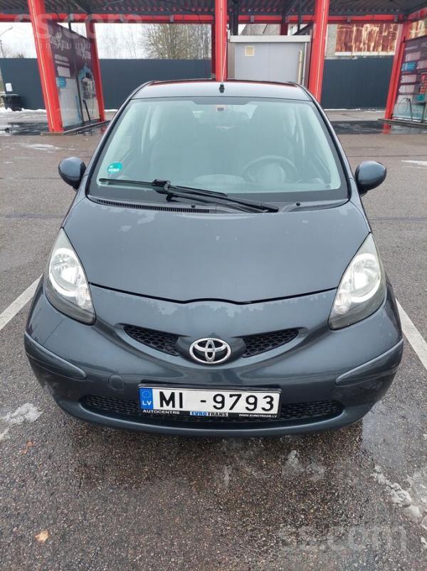 Pelēks Toyota Aygo 2006 Daugavpils, ar dzinēja tilpumu 1.00 L un nobraukumu 178 tūkst. km par 1450 €, foto 3 vietnē AUTOMOTO.COM.LV
