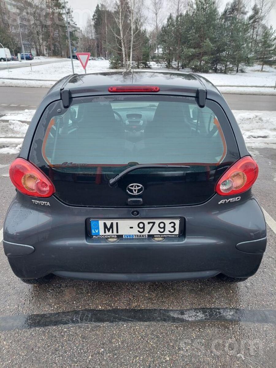 Pelēks Toyota Aygo 2006 Daugavpils, ar dzinēja tilpumu 1.00 L un nobraukumu 178 tūkst. km par 1450 €, foto 4 vietnē AUTOMOTO.COM.LV