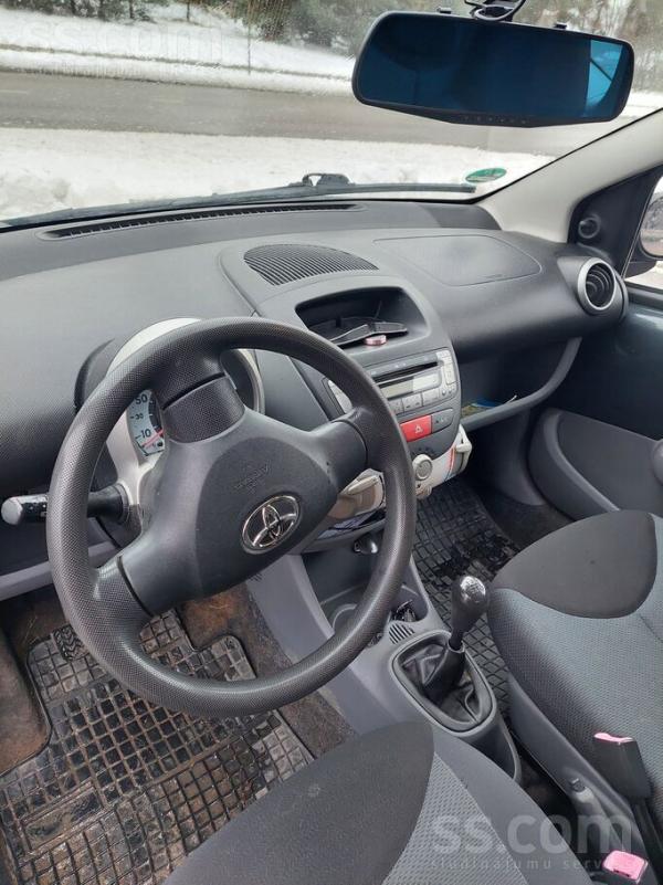 Pelēks Toyota Aygo 2006 Daugavpils, ar dzinēja tilpumu 1.00 L un nobraukumu 178 tūkst. km par 1450 €, foto 5 vietnē AUTOMOTO.COM.LV