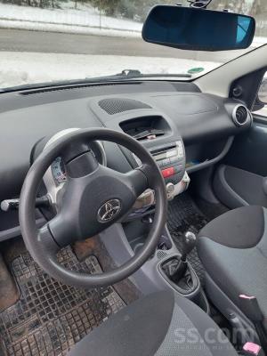 Pelēks Toyota Aygo 2006 Daugavpils, ar dzinēja tilpumu 1.00 L un nobraukumu 178 tūkst. km par 1450 €, foto 5 vietnē AUTOMOTO.COM.LV