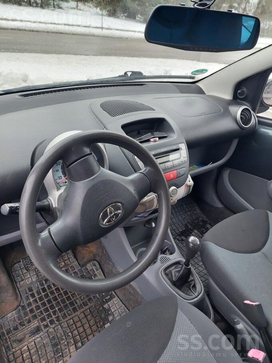 Pelēks Toyota Aygo 2006 Daugavpils, ar dzinēja tilpumu 1.00 L un nobraukumu 178 tūkst. km par 1450 €, foto 5 vietnē AUTOMOTO.COM.LV