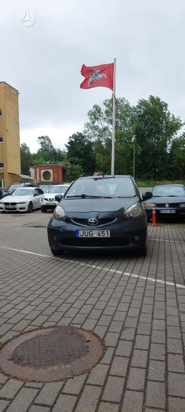 Pelēks Toyota Aygo 2006 Viļņa, ar dzinēja tilpumu 1.00 L un nobraukumu 199 tūkst. km par 1400 €, foto 3 vietnē AUTOMOTO.COM.LV