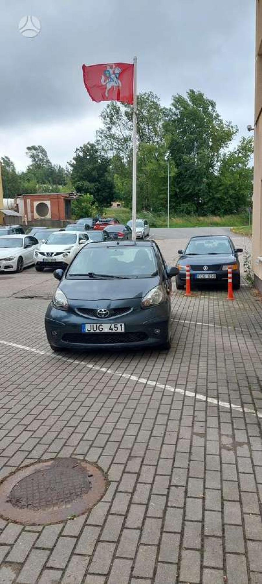 Grey Toyota Aygo 2006 in Vilnius, with an engine capacity of 1.00 L and mileage of 199 thousand km for 1400 €, photo 5 on AUTOMOTO.COM.LV