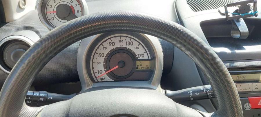 Grey Toyota Aygo 2006 in Vilnius, with an engine capacity of 1.00 L and mileage of 199 thousand km for 1400 €, photo 7 on AUTOMOTO.COM.LV