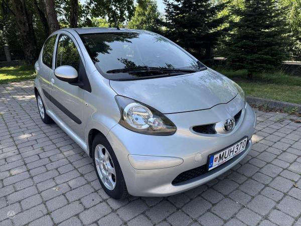 Pelēks Toyota Aygo 2006 Viļņa, ar dzinēja tilpumu 1.00 L un nobraukumu 165 tūkst. km par 1900 €, foto 2 vietnē AUTOMOTO.COM.LV