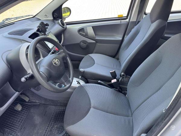 Pelēks Toyota Aygo 2006 Viļņa, ar dzinēja tilpumu 1.00 L un nobraukumu 165 tūkst. km par 1900 €, foto 5 vietnē AUTOMOTO.COM.LV