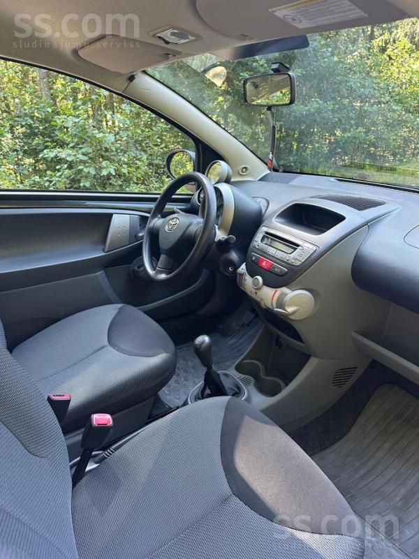 Grey Toyota Aygo 2006 in Riga, with an engine capacity of 1.00 L and mileage of 49 thousand km for 3250 €, photo 5 on AUTOMOTO.COM.LV