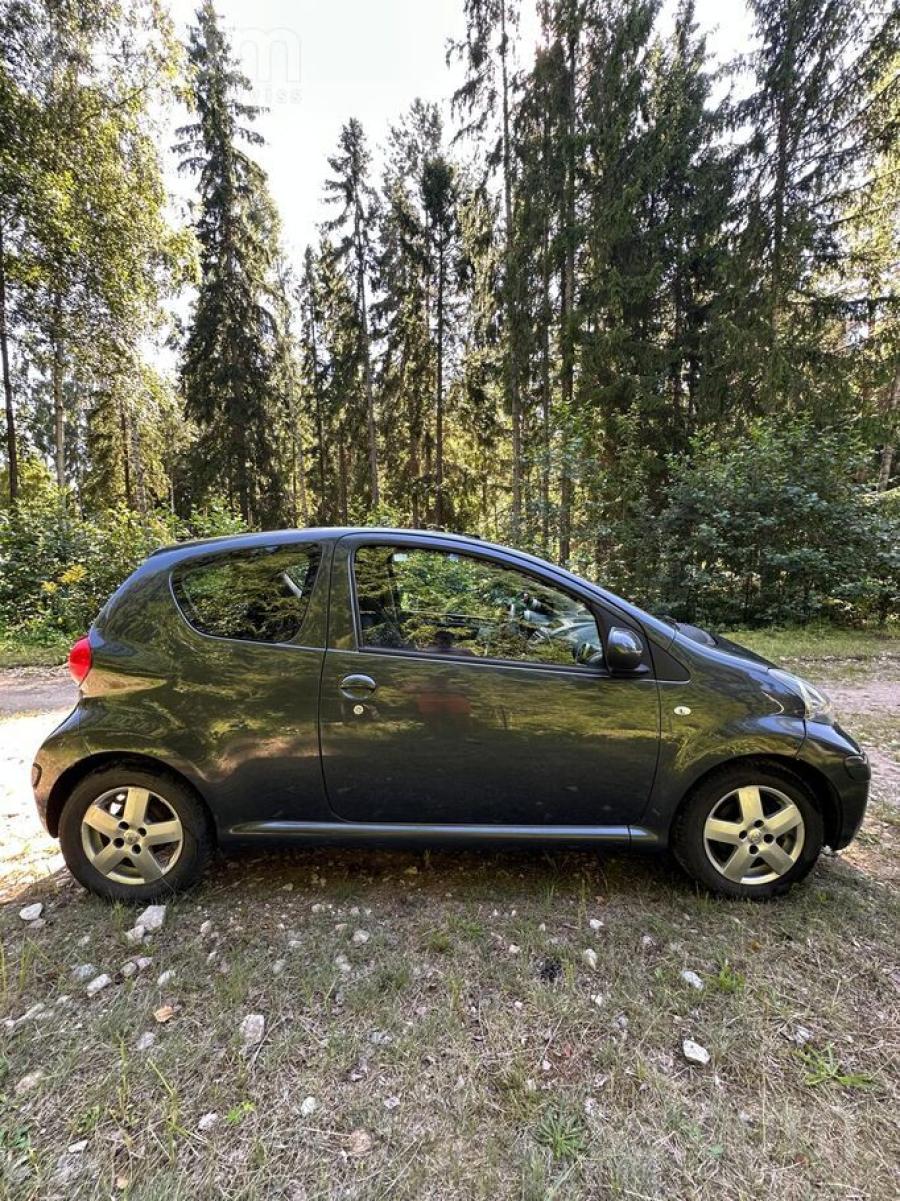 Grey Toyota Aygo 2006 in Riga, with an engine capacity of 1.00 L and mileage of 49 thousand km for 3250 €, photo 11 on AUTOMOTO.COM.LV