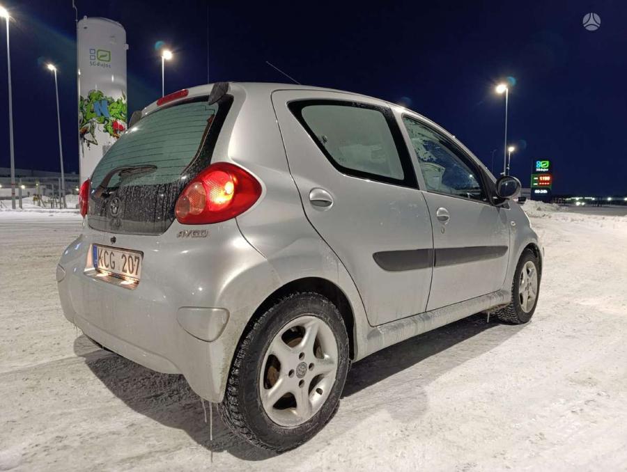 Pelēks Toyota Aygo 2007 Kauņa, ar dzinēja tilpumu 1.00 L un nobraukumu 170 tūkst. km par 1900 €, foto 14 vietnē AUTOMOTO.COM.LV