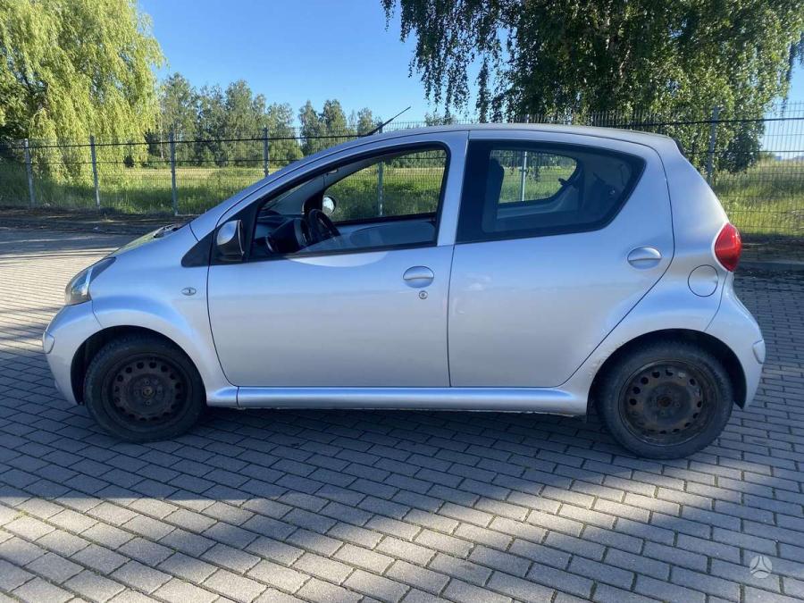 Grey Toyota Aygo 2007 in Marijampole, with an engine capacity of 1.00 L and mileage of 127 thousand km for 990 €, photo 5 on AUTOMOTO.COM.LV