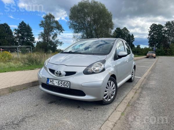Toyota Aygo 2007 Rīga vietnē Pelēks Toyota Aygo 2007 Rīga, ar dzinēja tilpumu 1.00 L un nobraukumu 175 tūkst. km par 2300 €, foto 1 vietnē AUTOMOTO.COM.LV