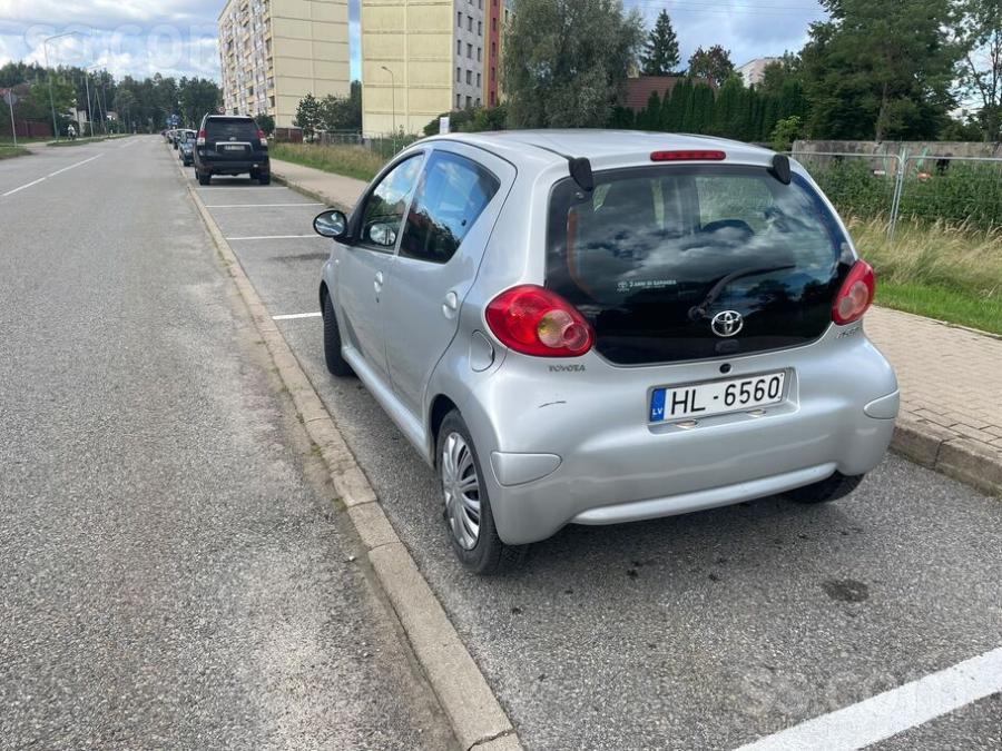 Pelēks Toyota Aygo 2007 Rīga, ar dzinēja tilpumu 1.00 L un nobraukumu 175 tūkst. km par 2300 €, foto 3 vietnē AUTOMOTO.COM.LV