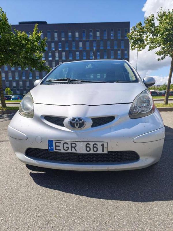 Pelēks Toyota Aygo 2008 Kauņa, ar dzinēja tilpumu 1.00 L un nobraukumu 230 tūkst. km par 1100 €, foto 1 vietnē AUTOMOTO.COM.LV