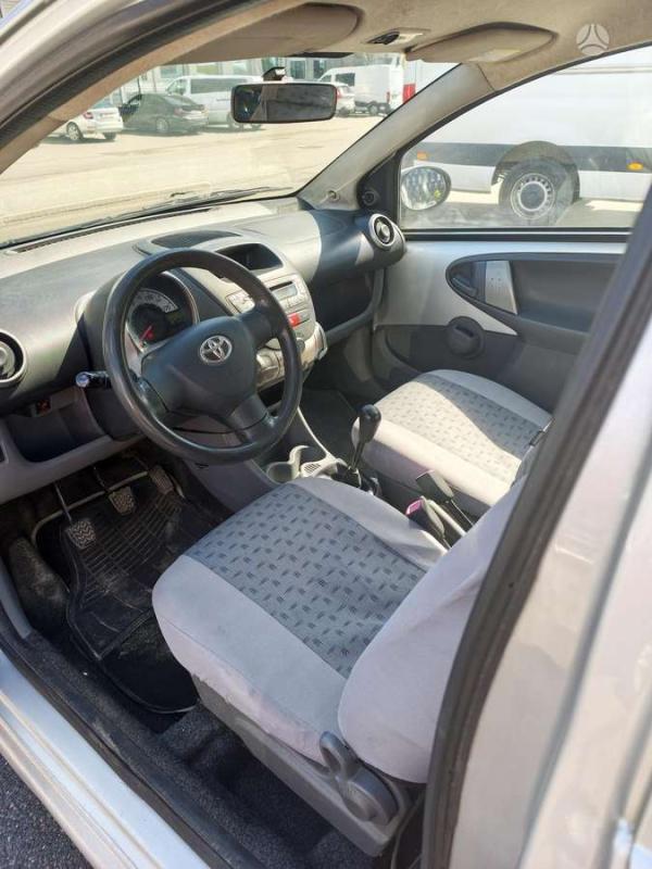 Pelēks Toyota Aygo 2008 Kauņa, ar dzinēja tilpumu 1.00 L un nobraukumu 230 tūkst. km par 1100 €, foto 3 vietnē AUTOMOTO.COM.LV
