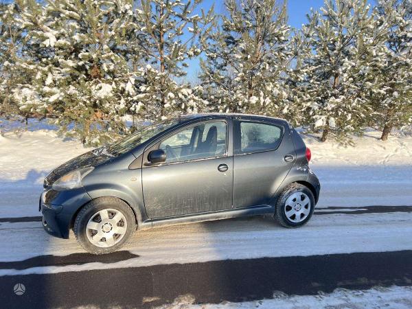 Pelēks Toyota Aygo 2009 Viļņa, ar dzinēja tilpumu 1.40 L un nobraukumu 259 tūkst. km par 1600 €, foto 3 vietnē AUTOMOTO.COM.LV