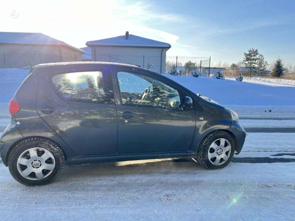 Pelēks Toyota Aygo 2009 Viļņa, ar dzinēja tilpumu 1.40 L un nobraukumu 259 tūkst. km par 1600 €, foto 4 vietnē AUTOMOTO.COM.LV
