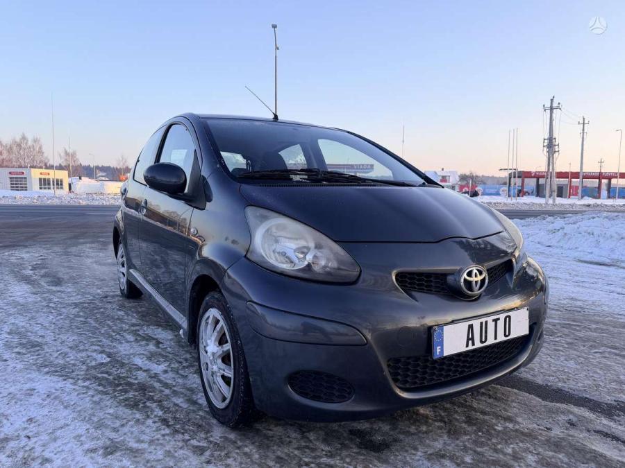 Grey Toyota Aygo 2009 in Taurage, with an engine capacity of 1.00 L and mileage of 142 thousand km for 2699 €, photo 1 on AUTOMOTO.COM.LV