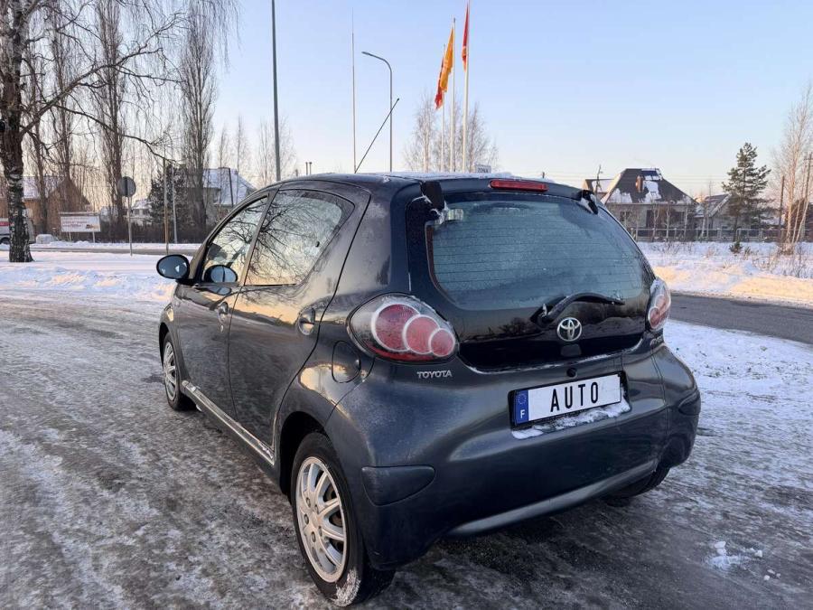 Grey Toyota Aygo 2009 in Taurage, with an engine capacity of 1.00 L and mileage of 142 thousand km for 2699 €, photo 5 on AUTOMOTO.COM.LV