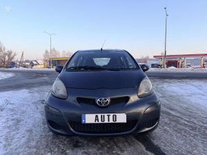 Grey Toyota Aygo 2009 in Taurage, with an engine capacity of 1.00 L and mileage of 142 thousand km for 2699 €, photo 2 on AUTOMOTO.COM.LV