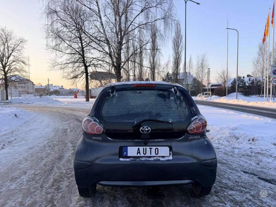 Grey Toyota Aygo 2009 in Taurage, with an engine capacity of 1.00 L and mileage of 142 thousand km for 2699 €, photo 6 on AUTOMOTO.COM.LV