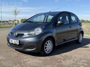 Pelēks Toyota Aygo 2009 Liepāja, ar dzinēja tilpumu 1.00 L un nobraukumu 143 tūkst. km par 2900 €, foto  vietnē AUTOMOTO.COM.LV