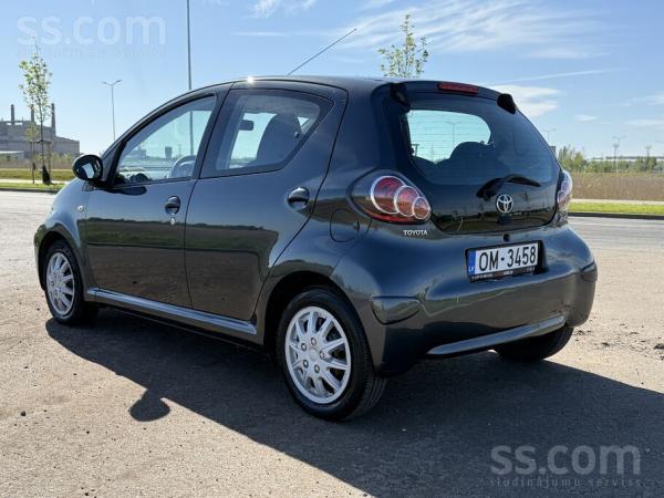 Pelēks Toyota Aygo 2009 Liepāja, ar dzinēja tilpumu 1.00 L un nobraukumu 143 tūkst. km par 2900 €, foto 4 vietnē AUTOMOTO.COM.LV