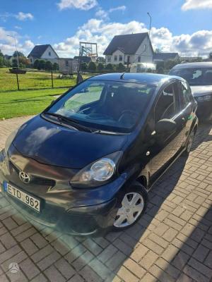 Pelēks Toyota Aygo 2009 Šauļi, ar dzinēja tilpumu 1.00 L un nobraukumu 124 tūkst. km par 1400 €, foto  vietnē AUTOMOTO.COM.LV
