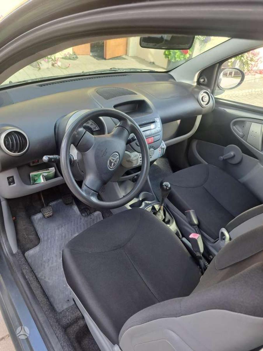Grey Toyota Aygo 2009 in Siauliai, with an engine capacity of 1.00 L and mileage of 124 thousand km for 1400 €, photo 4 on AUTOMOTO.COM.LV