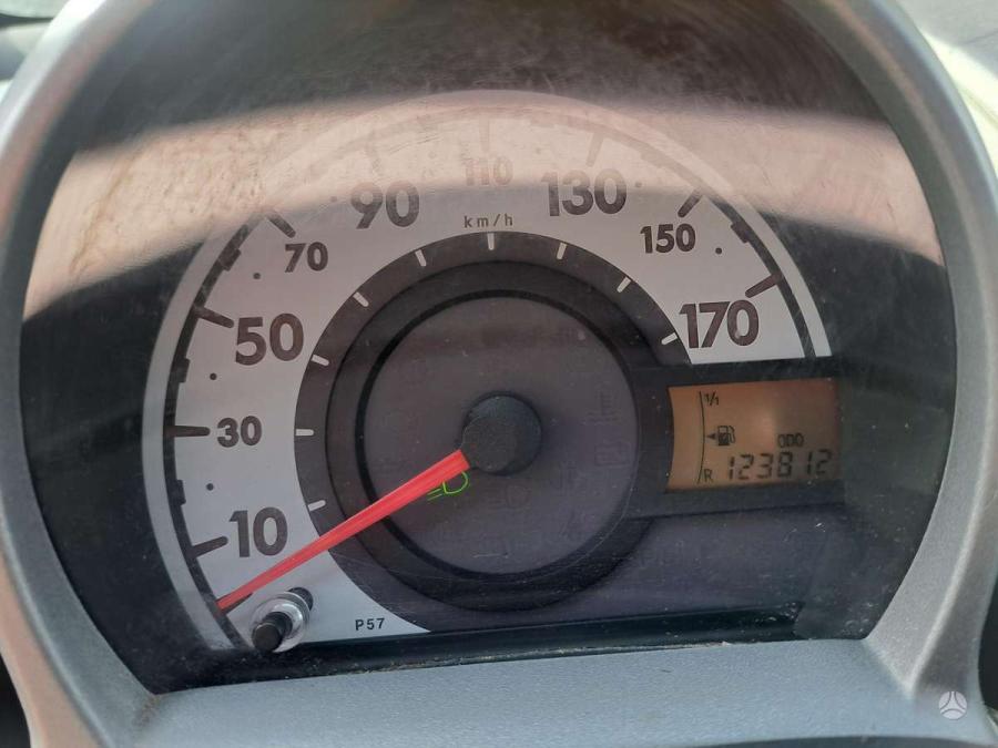Grey Toyota Aygo 2009 in Siauliai, with an engine capacity of 1.00 L and mileage of 124 thousand km for 1400 €, photo 5 on AUTOMOTO.COM.LV