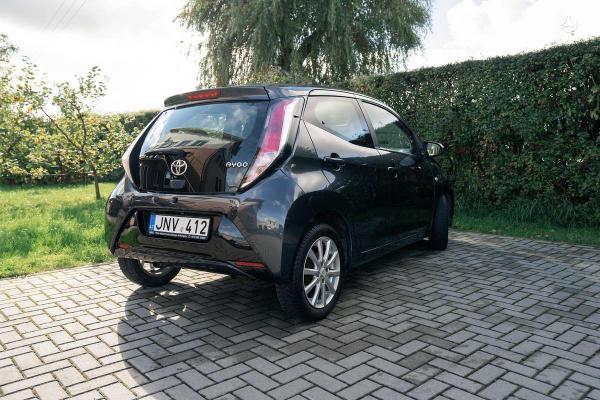 Pelēks Toyota Aygo 2016 Kretinga, ar dzinēja tilpumu 1.00 L un nobraukumu 133 tūkst. km par 5499 €, foto 4 vietnē AUTOMOTO.COM.LV