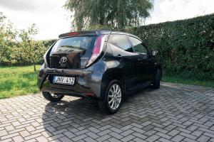 Pelēks Toyota Aygo 2016 Kretinga, ar dzinēja tilpumu 1.00 L un nobraukumu 133 tūkst. km par 5499 €, foto 4 vietnē AUTOMOTO.COM.LV