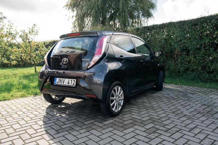 Pelēks Toyota Aygo 2016 Kretinga, ar dzinēja tilpumu 1.00 L un nobraukumu 133 tūkst. km par 5499 €, foto 4 vietnē AUTOMOTO.COM.LV