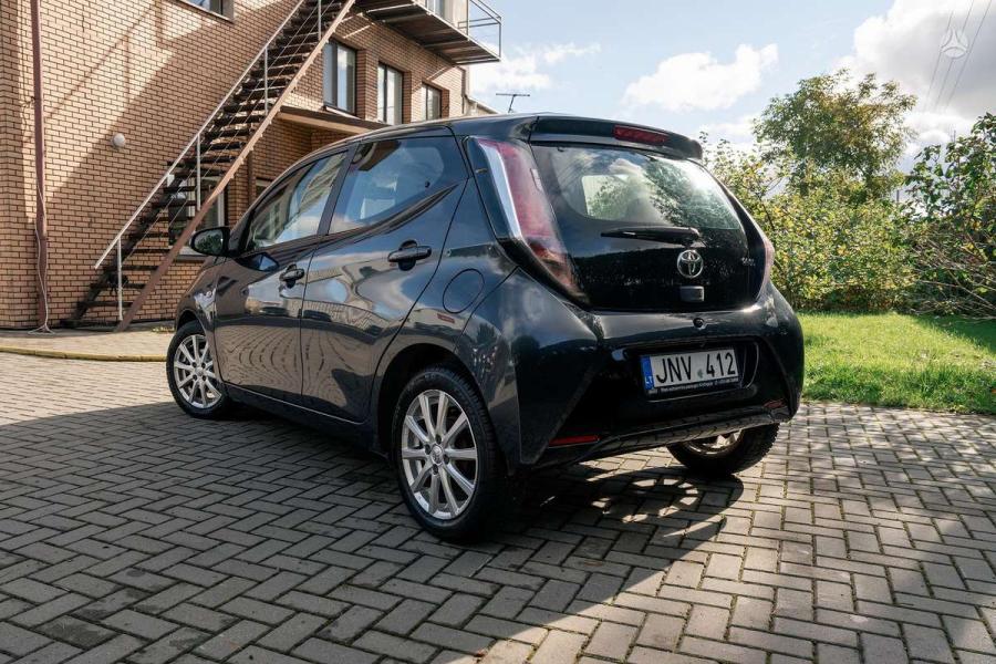 Pelēks Toyota Aygo 2016 Kretinga, ar dzinēja tilpumu 1.00 L un nobraukumu 133 tūkst. km par 5499 €, foto 5 vietnē AUTOMOTO.COM.LV