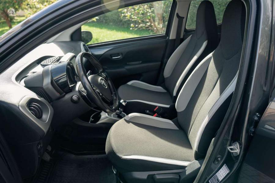 Pelēks Toyota Aygo 2016 Kretinga, ar dzinēja tilpumu 1.00 L un nobraukumu 133 tūkst. km par 5499 €, foto 7 vietnē AUTOMOTO.COM.LV