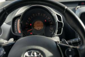 Pelēks Toyota Aygo 2016 Kretinga, ar dzinēja tilpumu 1.00 L un nobraukumu 133 tūkst. km par 5499 €, foto 10 vietnē AUTOMOTO.COM.LV