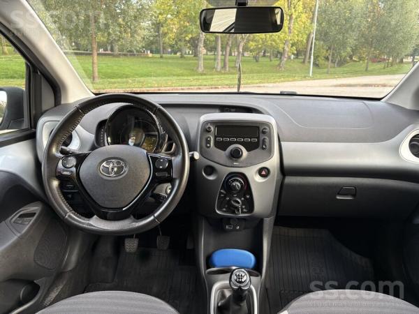 Тойота Айго 2019 в Вентспилс на AUTOMOTO.COM.LV Серый Тойота Айго 2019 в Вентспилс, объемом двигателя 1.00 л и пробегом 52 тыс. км за 9190 €, фото 6 на AUTOMOTO.COM.LV