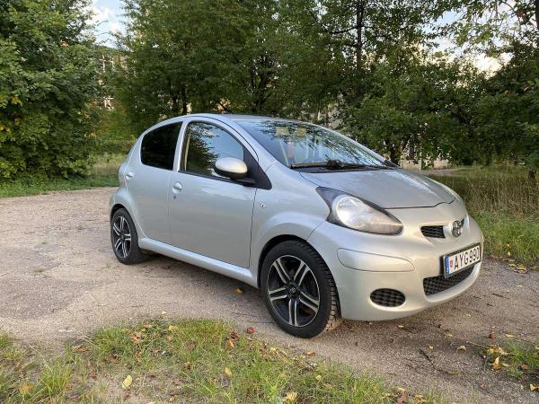 Toyota Aygo 2009 Viļņa vietnē Pelēks Toyota Aygo 2009 Viļņa, ar dzinēja tilpumu 1.00 L un nobraukumu 171 tūkst. km par 2200 €, foto 3 vietnē AUTOMOTO.COM.LV