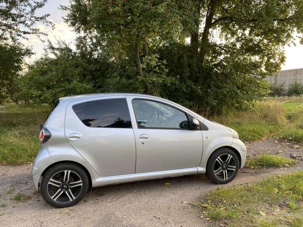 Toyota Aygo 2009 Viļņa vietnē Pelēks Toyota Aygo 2009 Viļņa, ar dzinēja tilpumu 1.00 L un nobraukumu 171 tūkst. km par 2200 €, foto 5 vietnē AUTOMOTO.COM.LV