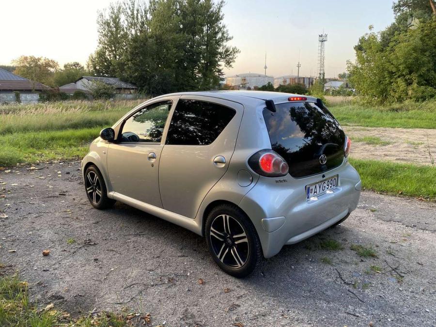Grey Toyota Aygo 2009 in Vilnius, with an engine capacity of 1.00 L and mileage of 171 thousand km for 2200 €, photo 7 on AUTOMOTO.COM.LV