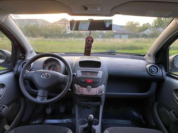 Toyota Aygo 2009 Viļņa vietnē Pelēks Toyota Aygo 2009 Viļņa, ar dzinēja tilpumu 1.00 L un nobraukumu 171 tūkst. km par 2200 €, foto 9 vietnē AUTOMOTO.COM.LV