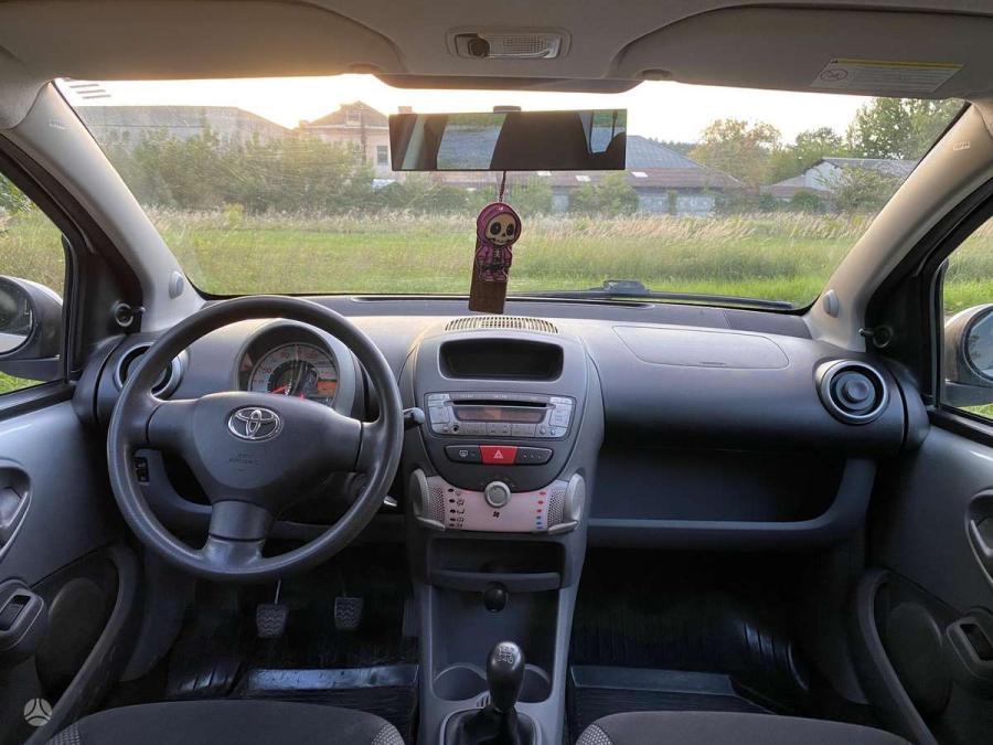 Grey Toyota Aygo 2009 in Vilnius, with an engine capacity of 1.00 L and mileage of 171 thousand km for 2200 €, photo 9 on AUTOMOTO.COM.LV