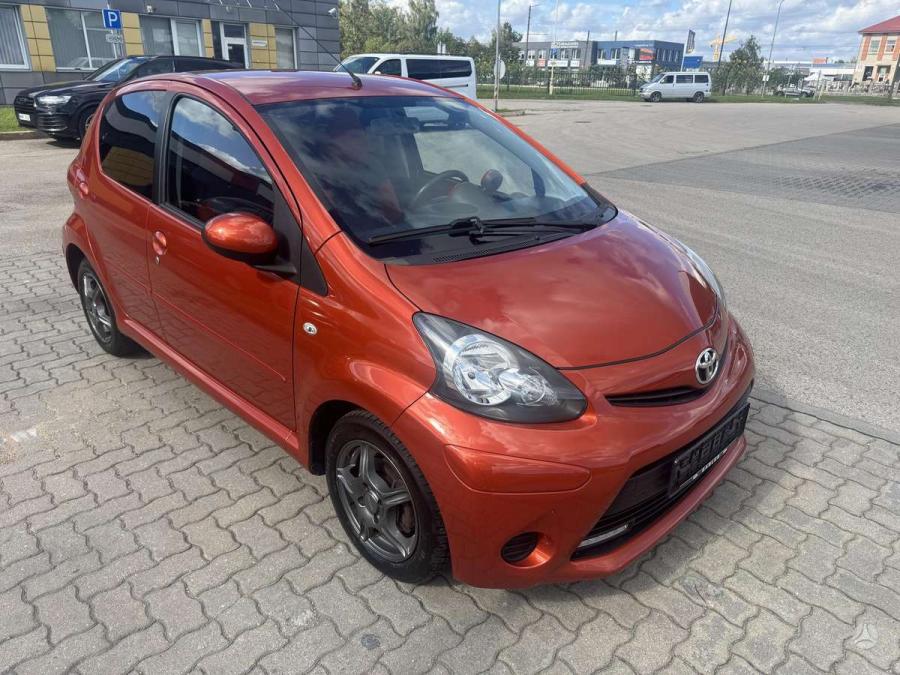 Orange Toyota Aygo 2012 in Kaunas, with an engine capacity of 1.00 L and mileage of 121 thousand km for 3350 €, photo 1 on AUTOMOTO.COM.LV