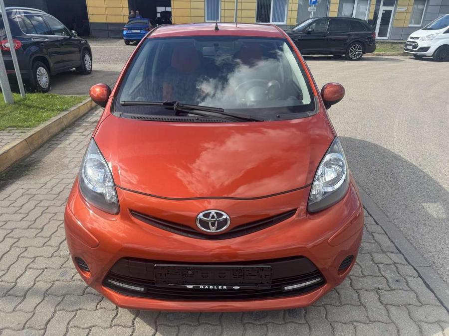 Orange Toyota Aygo 2012 in Kaunas, with an engine capacity of 1.00 L and mileage of 121 thousand km for 3350 €, photo 3 on AUTOMOTO.COM.LV