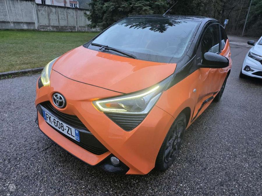 Orange Toyota Aygo 2019 in Anyksciai, with an engine capacity of 1.00 L and mileage of 59 thousand km for 4600 €, photo 1 on AUTOMOTO.COM.LV