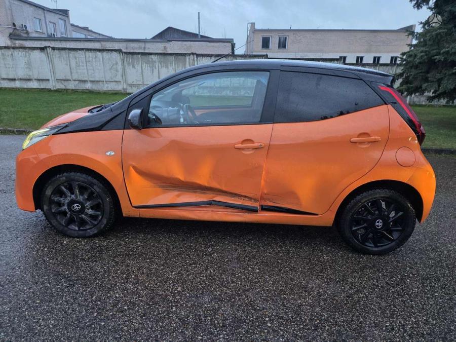 Orange Toyota Aygo 2019 in Anyksciai, with an engine capacity of 1.00 L and mileage of 59 thousand km for 4600 €, photo 6 on AUTOMOTO.COM.LV