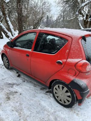 Sarkans Toyota Aygo 2006 Rīga, ar dzinēja tilpumu 1.00 L un nobraukumu 178 tūkst. km par 1200 €, foto 3 vietnē AUTOMOTO.COM.LV