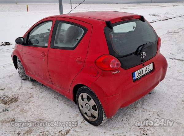 Sarkans Toyota Aygo 2006 Tallina, ar dzinēja tilpumu 1.00 L un nobraukumu 179 tūkst. km par 1800 €, foto 3 vietnē AUTOMOTO.COM.LV