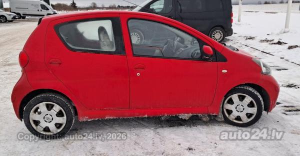 Sarkans Toyota Aygo 2006 Tallina, ar dzinēja tilpumu 1.00 L un nobraukumu 179 tūkst. km par 1800 €, foto 6 vietnē AUTOMOTO.COM.LV