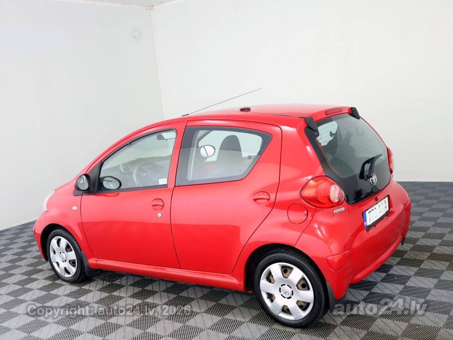 Sarkans Toyota Aygo 2006 Tallina, ar dzinēja tilpumu 1.00 L un nobraukumu 205 tūkst. km par 1099 €, foto 5 vietnē AUTOMOTO.COM.LV